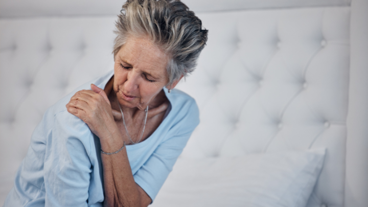 ¿Cómo benefician los colchones de memory foam a los pacientes con artr ...